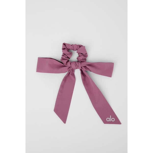 Track Alo Love Knots Tie Scrunchie - Soft Mulberry at Alo Yoga