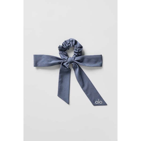 Track Alo Love Knots Tie Scrunchie - Bluestone at Alo Yoga